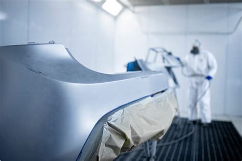 보호복을 입은 자동차 화가와 챔버 워크샵에서 금속 페인트와 니스로 자동차 범퍼를 그림으로 그린 자동차 화가 가리기에 대한 스톡 사진 및 기타 이미지 Istock