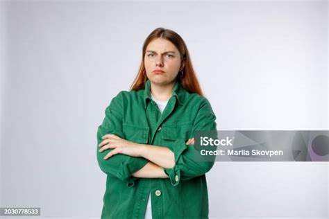 화난 젊은 30 대 여자가 흰색 배경 위에 고립되어 서 있습니다 감성적이고 젊은 얼굴 인간의 감정 표정 개념 30 39세에 대한 스톡 사진 및 기타 이미지 Istock