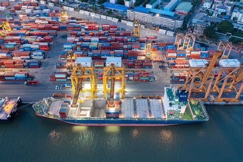 수출 수입 사업 물류 및 운송에서 컨테이너화물선의 조감도 도시 도시의 국제 상품 태국 방콕 시티의 크레인으로 항구로 배송 컨테이너선에 대한 스톡 사진 및 기타 이미지