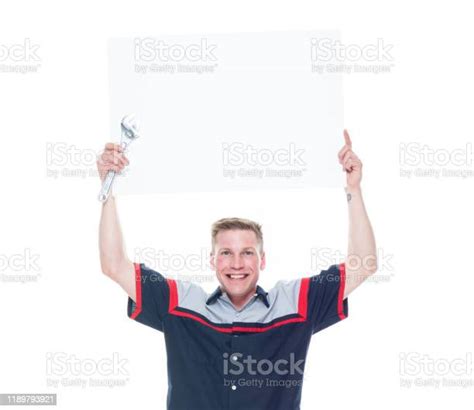 2029세의 어른 잘생긴 자백의 업 1인 정면 허리까지 코카서스 젊은 남성 남성 정비사 수동 작업자 수리공 서 있는 유니폼을