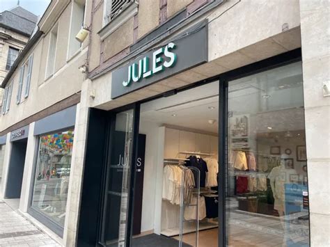 Lenseigne Jules Se Prépare à Son Tour à Quitter Le Centre Ville De Bourges Le Berry Républicain