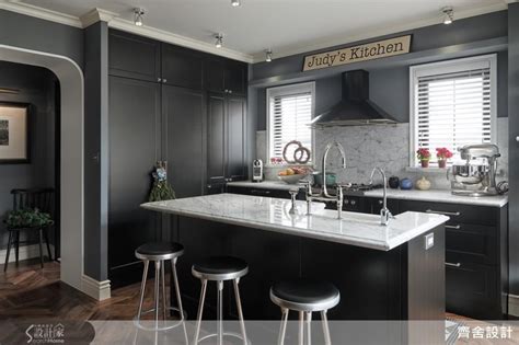 廚房區域以大器的深黑色系為主要色調，帶有時尚感的中島吧檯，不僅增加了工作區域，而高吧檯的設計也賦予小酒吧般的浪漫情調。 Ny Apartment Pinterest Brunch