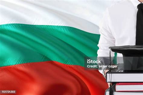 성공적인 불가리아어 학생 교육 개념입니다 책과 불가리아 국기 배경 위에 졸업 모자를 들고 교사 교육 관련 직업에 대한 스톡 사진 및 기타 이미지 Istock