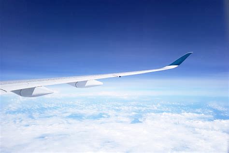 비행기는 비행기 비행에서 그늘 구름과 하늘 위의 비행의 공중 전망 전 세계 국제 여행 동안 감정적인 순간의 비행기 창에서 보기 0명에 대한 스톡 사진 및 기타 이미지