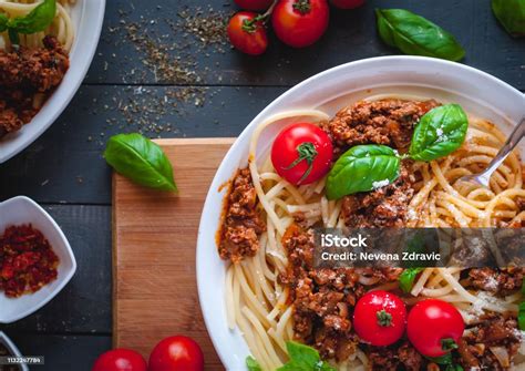 토마토 소스를 곁들인 이탈리안 스파게티 파마산 치즈와 신선한 바 질 어두운 배경 탑 뷰 0명에 대한 스톡 사진 및 기타 이미지 Istock