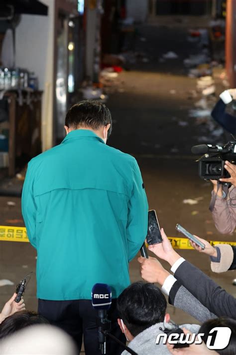 이태원 참사 현장 찾아 고개 숙인 오세훈 시장 뉴스1