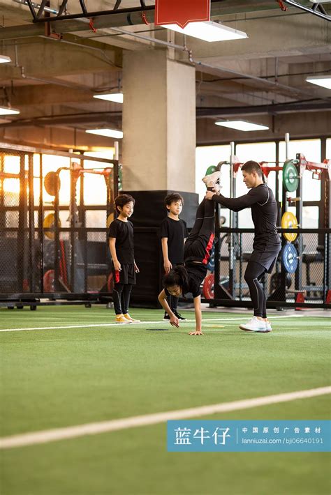 儿童在教练的指导下进行体能训练 蓝牛仔影像 中国原创广告影像素材