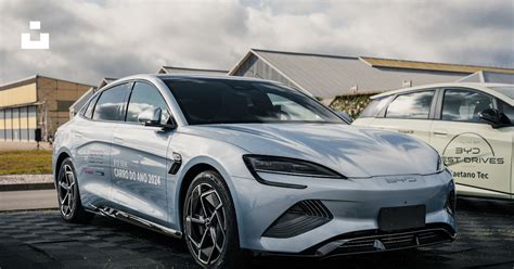 건물 옆 주차장에 두 대의 차가 주차되어 있습니다 사진 Unsplash의 무료 자동차 이미지