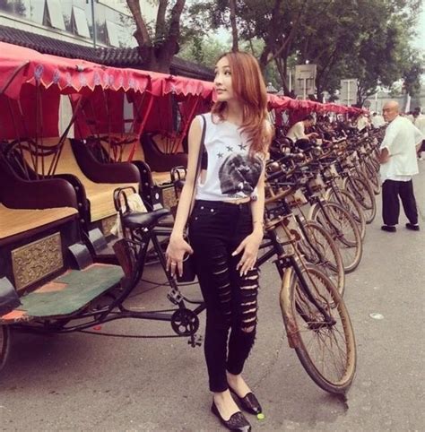 我在电梯里碰到俩2b，还记得在《泰囧》中骂徐峥和王宝强的美女吗
