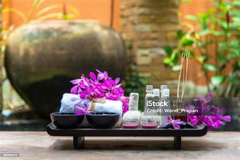 태국 스파 트리 트 먼 트 아로마 치료 소금과 설탕 스크럽과 바위 난초 꽃과 마사지 건강 한 개념입니다 가꿔주기에 대한 스톡 사진 및 기타 이미지 Istock