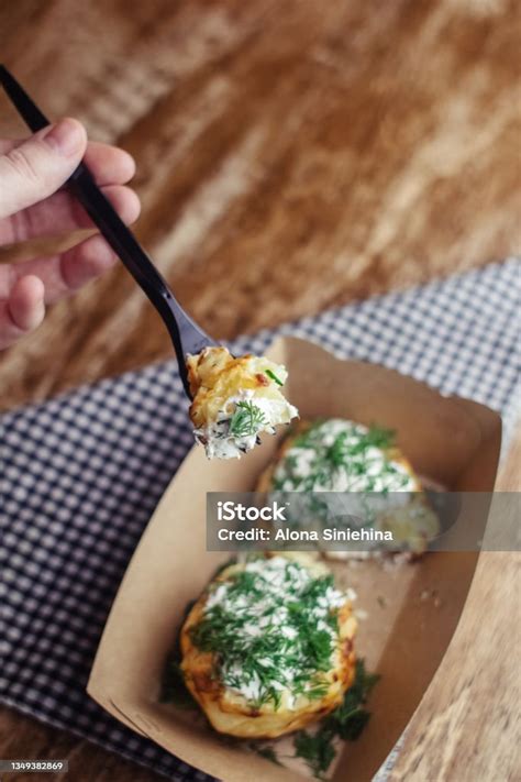 패스트 푸드 레스토랑에서 준비 된 감자 토르티야의 클로즈업 브라질 국가 요리 골판지 상자에 음식 테이크 아웃 음식 감자와 치즈를 곁들인 둥근 만두 0명에 대한 스톡 사진 및