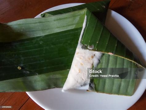 템페 가공 된 콩 제품 삼각형 모양의 바나나 잎으로 싸여 있습니다 나무 배경과 함께 흰색 접시에 놓습니다 개성 개념에 대한 스톡 사진 및 기타 이미지 Istock