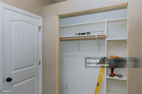 방을위한 많은 빈 선반이있는 옷에 흰색 선반의 설치 인테리어 0명에 대한 스톡 사진 및 기타 이미지 0명 Diy 가구 Istock