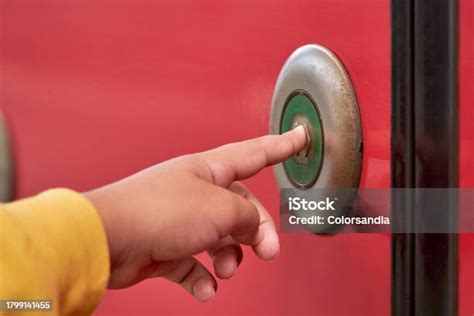 기차 문을 열기 위해 버튼을 누르는 아이의 손을 닫습니다 대중 교통의 접근성 객차에 대한 스톡 사진 및 기타 이미지 객차