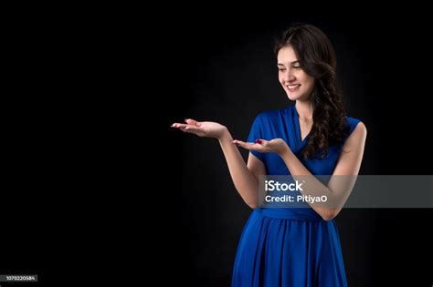 로얄 블루 드레스에 아름 다운 소녀입니다 검은 화면에서 그녀의 외모를 우아한 확인 합니다 좋은 피부와 위치입니다 가득 찬에 대한 스톡 사진 및 기타 이미지 Istock