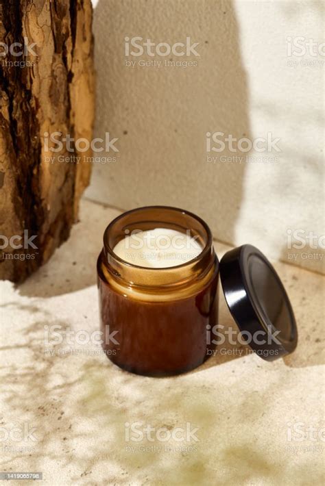 항아리에 향기로운 양초가있는 미적 구성 자연 스타일의 모형 콩 왁스 양초 나무 껍질이있는 수제 양초 유리에 콩 왁스에서 수제