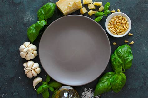 바질 잎 파마산 치즈 올리브 오일 소나무 견과류 마늘 바다 소금 전통적인 이탈리아 소스 페스토를 만들기위한 재료 건강한 식생활에