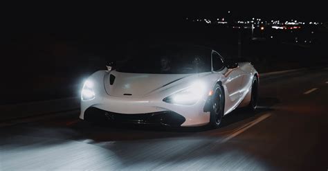 가로등 거리 장면 경주용 차 고급 승용차 고성능 차 고속 고속 진행 고속도로 교통 다이나믹 샷 도로 도시 경관 도시의 도시의 불빛 매끄러운 맥라렌