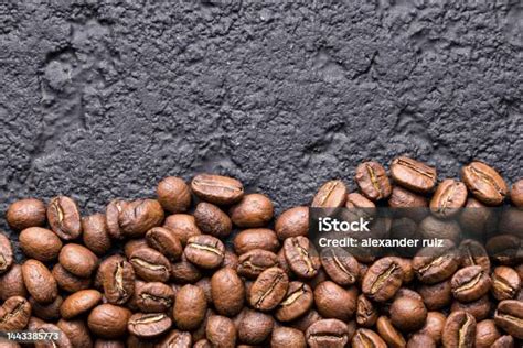 볶은 커피 원두 어두운 배경 근접 촬영 이미지 텍스트 공간 가득 찬에 대한 스톡 사진 및 기타 이미지 가득 찬 기포 날기
