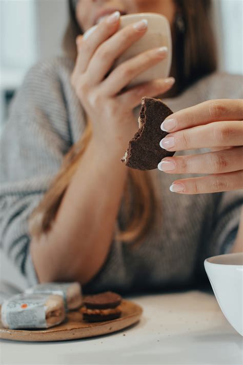 초콜릿 케이크 한 조각을 먹고 있는 여자 사진 Unsplash의 무료 갈색 이미지