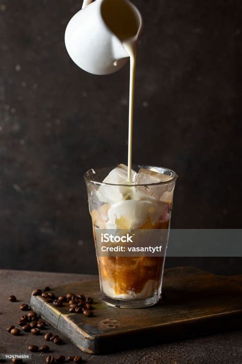 유리에 우유가 쏟아져 하얀 색조를 만듭니다 어두운 배경에 커피 원두가있는 콜드 브루 커피 열 개념에 대한 스톡 사진 및 기타 이미지 열 개념 원기 회복 전원주의