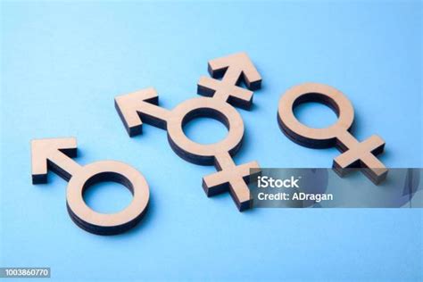 남자의 트랜스 젠더 및 성별 기호 및 파랑에 나무의 여자의 상징 0명에 대한 스톡 사진 및 기타 이미지 0명 남성 기호
