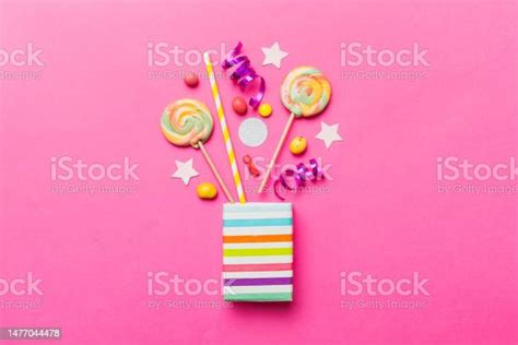 복사 공간이 있는 컬러 배경에 떨어지는 다양한 전통 사탕으로 가득 찬 구석에 있는 선물 상자 해피 홀리데이 판매 개념 0명에 대한 스톡 사진 및 기타 이미지 Istock