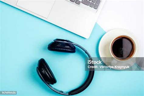 사무실 테이블 책상 파란색 배경에 노트북 사무용품 헤드폰 커피 컵이 있는 작업 공간 평면도 플랫 레이 0명에 대한 스톡 사진 및