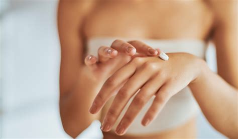 손 스킨케어 모이스처라이저는 스튜디오에서 여성과 함께 웰빙을 위해 피부에 노화 방지 화장품을 바르고 있습니다 매니큐어 미용 및 로션과 함께 여성이 그녀의 손에 자연 치료를