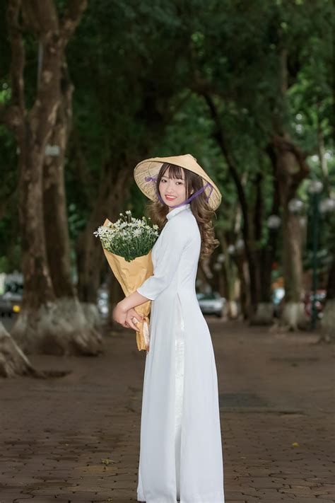 경치 고요한 고요함 긴 머리 꽃 꽃무늬 녹지 덤불 돌의 길 동아시아 라이프스타일 레저 만족 문화적 복장 반사 밝은 날 봄 부드러운 소녀