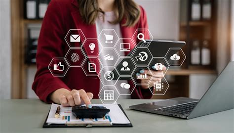 사무실에서 재무 데이터 보고서 회계 문서 및 노트북 컴퓨터를 계산하기 위해 계산기로 작업하는 사업가의 클로즈업 비즈니스 개념 개념에 대한 스톡 사진 및 기타 이미지 Istock