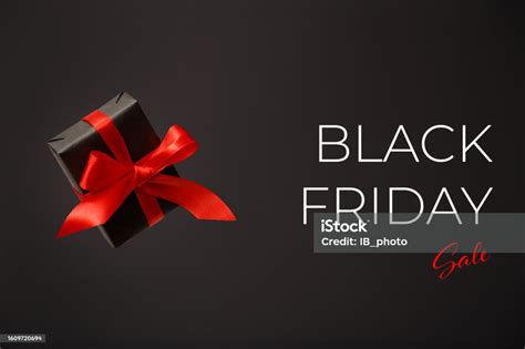 블랙 프라이데이 세일 검은 배경에 공중에 떠 있는 빨간 활이 있는 검은 선물 상자 할인 온라인 쇼핑 개념 Cyber Monday에 대한 스톡 사진 및 기타 이미지 Istock