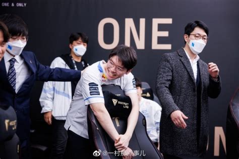 摄影师一村晒s赛返图：faker赛后安慰哽咽的zeus 直播吧