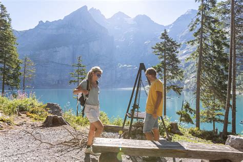 여름에 아름다운 알프스 풍경 속에서 하이킹을 하는 두 사람은 스위스알프스에서 자연과 야외 활동을 즐기며 바베큐장에서 휴식을 취합니다 2명에 대한 스톡 사진 및 기타 이미지