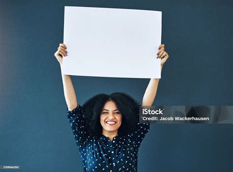 종이 모형 및 파란색 배경에 뉴스 소셜 미디어 또는 광고에 대한 배너가 있는 스튜디오에서 행복한 여성의 초상화 공간 광고판 여성 미소 포스터 스티커 및 브랜딩 프로모션 25