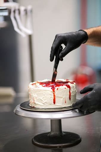 할로윈 파티를위한 흰색 빨간색 피 묻은 공포 범죄 케이크를 장식하는 디자이너 요리사 피에 대한 스톡 사진 및 기타 이미지 피 사탕주면 안 잡아먹지 달콤한 음식