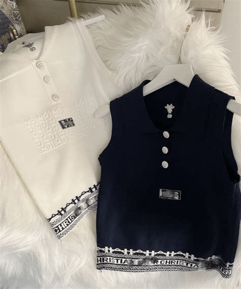 [수입 쫀쫀소프트니트] Cd 디 오블리크 레이디 자수 카라 민소매 나시 니트 Nt 에이블리