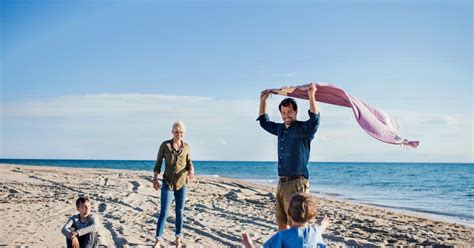 두 명의 어린 자녀가 있는 젊은 가족은 해변에서 맨발로 야외를 걷고 즐거운 시간을 보내고 있습니다 사진 Unsplash의 해변의 사람들 이미지