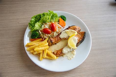 상단 전망 사업가의 손은 갈비뼈 스테이크를 먹고 레스토랑에서 점심을 먹습니다 남자 손 스테이크 절단 고기 으깬 감자 샐러드 크림 감자 튀김 바베큐 그릴 고기 쇠고기 쇠고기