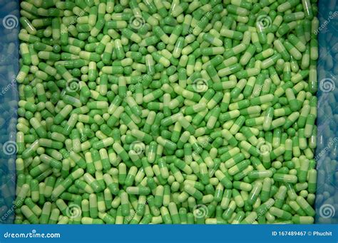 Les Médicaments De La Gélule Dans La Zone Contenant Entre Le Processus