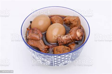 달콤한 갈색 소스의 계란과 닭고기 또는 태국어의 Kai Pa Lo가 흰색 고립 된 배경에 그릇에 담겨 있습니다 태국 음식 평면도 갈색에 대한 스톡 사진 및 기타 이미지