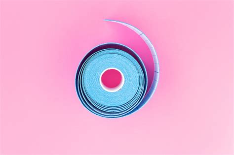 분홍색 배경에 운동 학 테이프의 블루 롤 플랫 레이 복구 노화 방지 절차 개념 키네시오 테이핑 0명에 대한 스톡 사진 및 기타