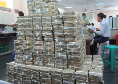 ပြည်တွင်းဘဏ်များ၏ ပျှမ်းမျှပိုလျှံသီးသန့်ငွေ ကျပ် ၁ဝ ဘီလျံနှင့် ၅ဝ ဘီလျံကြား လာရောက်အပ်နှံပါက