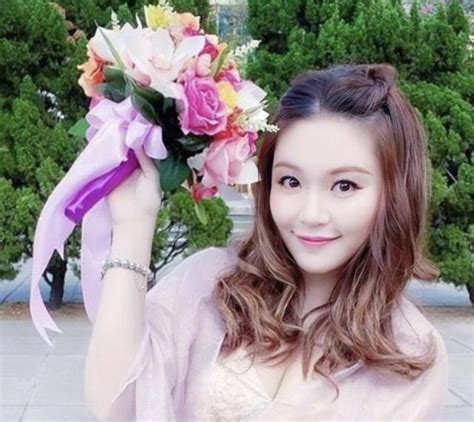 前港姐麥皓兒片場被非禮男方粗魯扯掉女方裙子甚至上手摸腰部 每日頭條