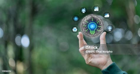 생태 환경 아이콘 세이브 월드 기술 지속 가능한 대안 환경 개념과 함께 자연에 대한 전구를 들고 손 천연 가스의 에너지 지속 가능 녹색 배경에 사업 개념에 대한 스톡 사진