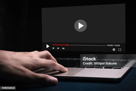 인터넷에서 비디오를 보기 위해 컴퓨터를 사용하는 사람은 영화를 보고 엔터테인먼트 라이브 콘텐츠 쇼 또는 자습서 스트림 게임 녹음 음성 콘텐츠 스트리밍을 위해 음악을 듣습니다