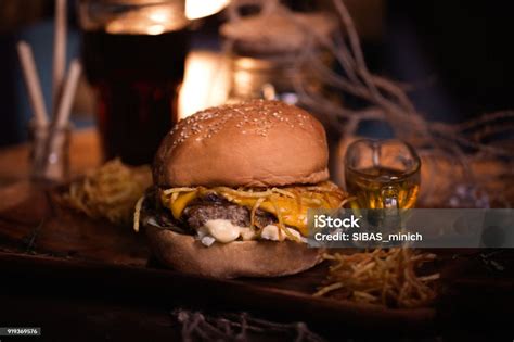 햄버거 음식 사진입니다 거리 음식입니다 신선한 맛 있는 구운된 쇠고기 햄버거 나무 테이블에서 바베 큐에 요리 스테이크 고기 근접 촬영 산만 배경으로 큰 치즈 버거 소박한