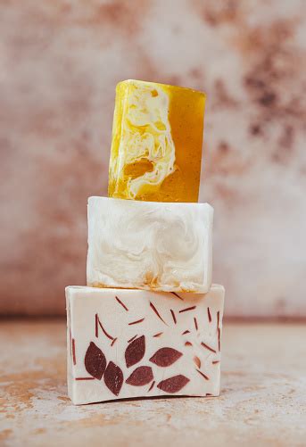 천연 유기농 비누 바 수제 화장품 친환경 스파 뷰티 스킨케어 컨셉 중소 기업 윤리적 인 쇼핑 아이디어 파스텔 최소 구성 베이지 색 배경 개념에 대한 스톡 사진 및 기타