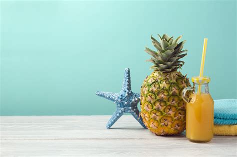 민트 배경 위에 나무 테이블에 파인애플 주스 비치 타월 열 대 여름 휴가 개념 0명에 대한 스톡 사진 및 기타 이미지 0명 건강한 식생활 과일 Istock