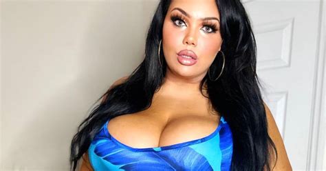 You Ll Crush Him A Lb Model Shares A Photo With Her Husband Who Is Half Her SizeWhat